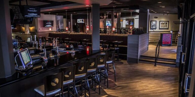 6 Best Sports Bars in Downtown Phoenix (Updated for 2024)
